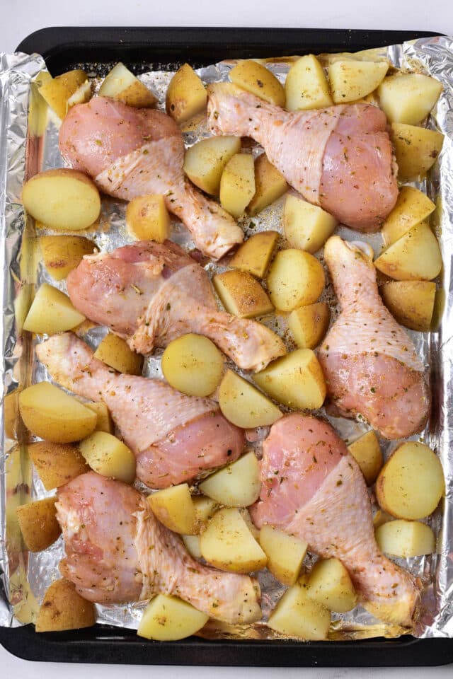 Fall off the Bone Chicken Drumsticks in Oven with Vegetables