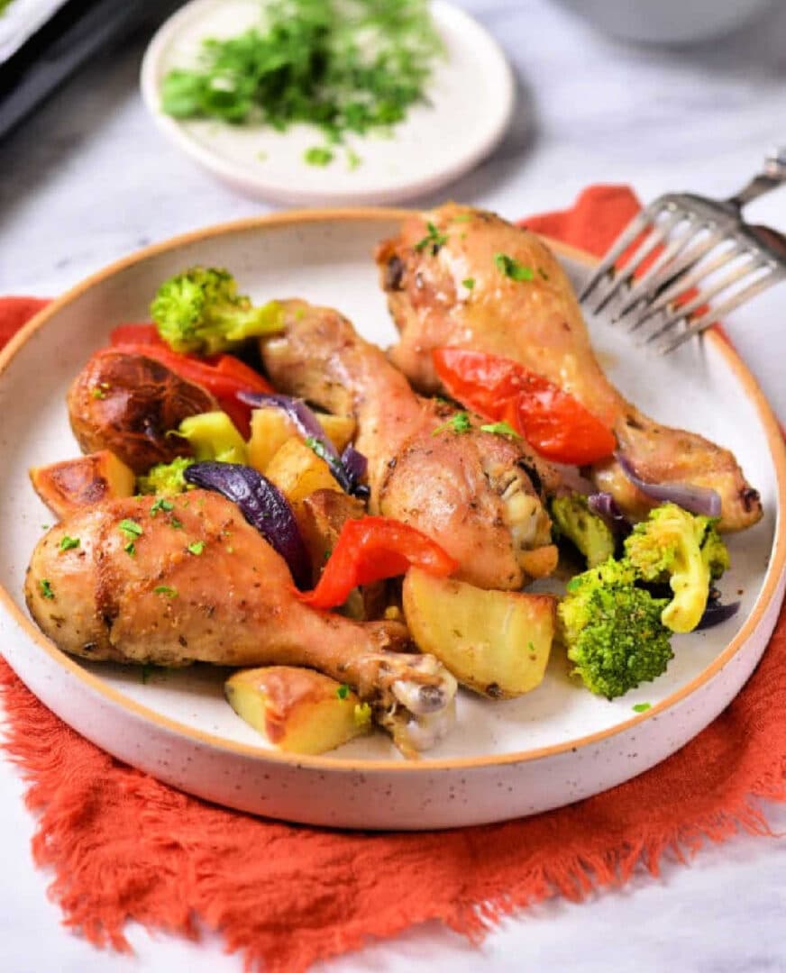 Fall off the Bone Chicken Drumsticks in Oven with Vegetables